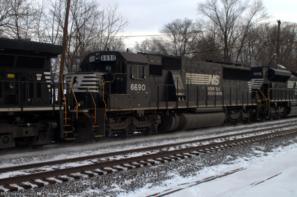 NS SD60 6690 trails on 212